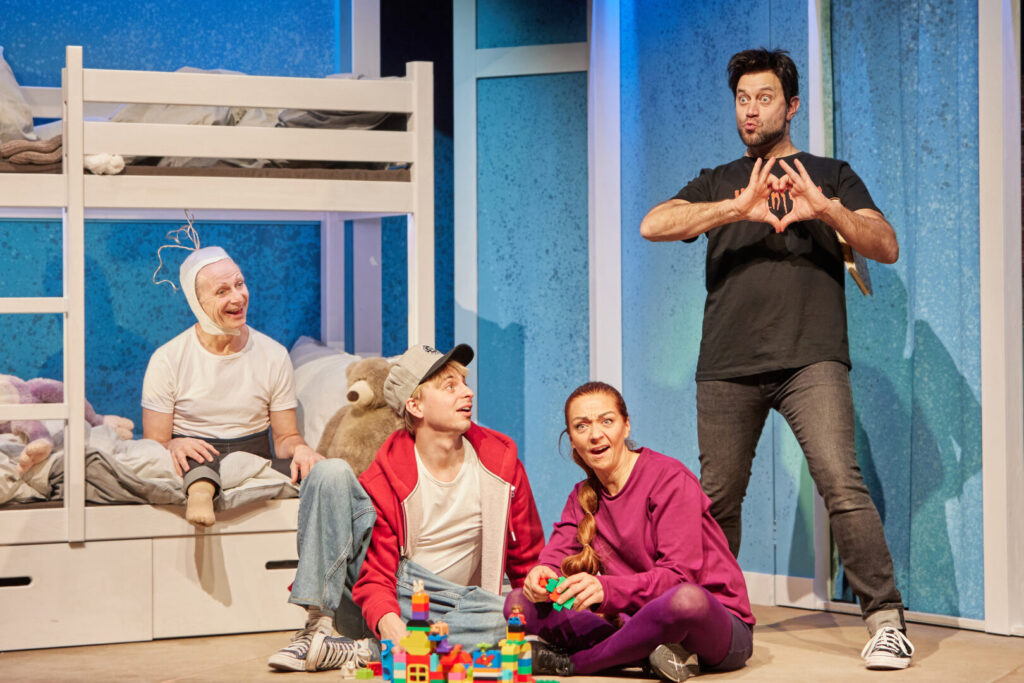 Løgnehistorieteater med højt humør | Teateravisen