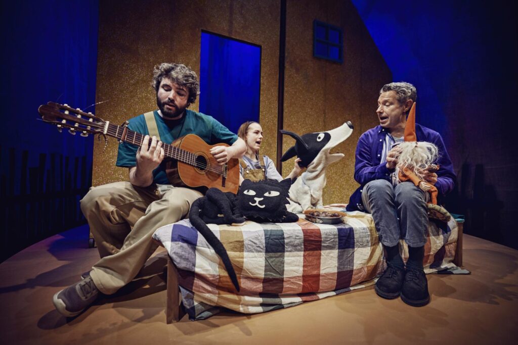 Hunden, jalousien og smilet | Teateravisen